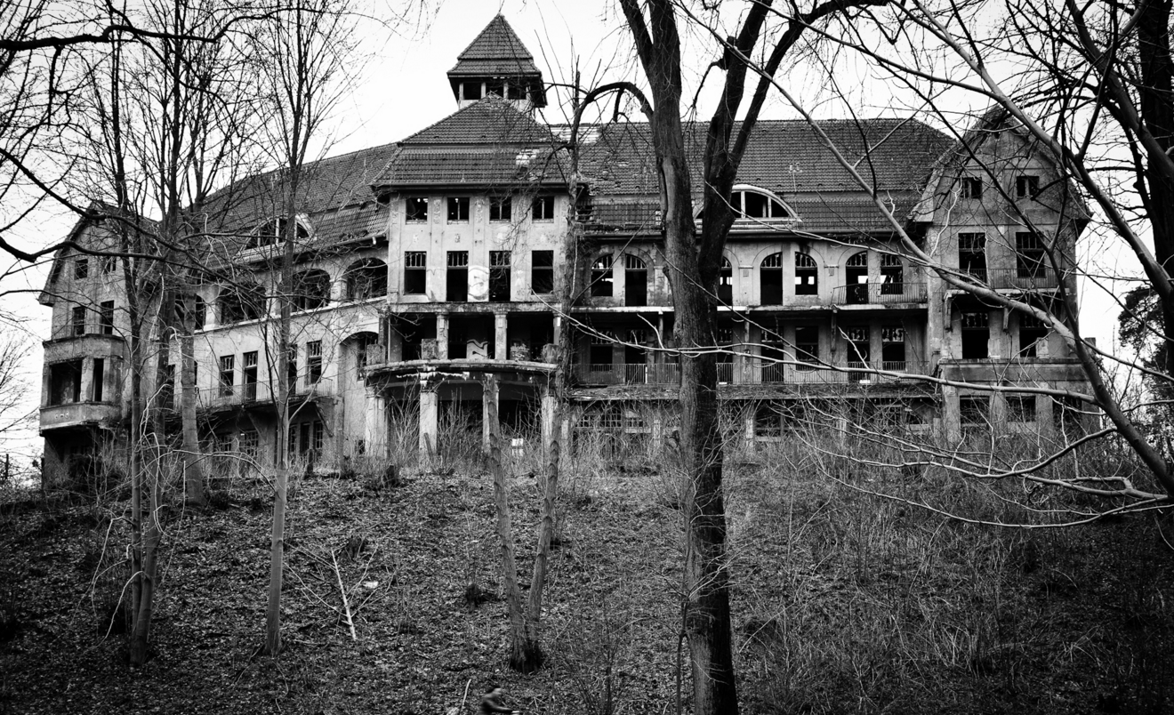 6 Intensely Thrilling Haunted Houses